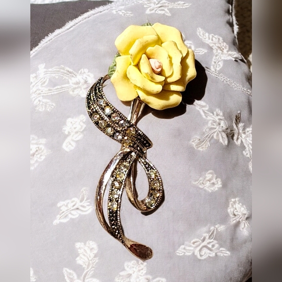 Avon | Jewelry | Avon Sweet Yellow Rose Ceramic Rhinestone Brooch Pin ...